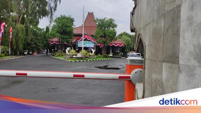 Teka-teki Keberadaan Gus Muhdlor Usai ASN BPPD Sidoarjo Tersangka KPK Teka-teki Keberadaan Gus Muhdlor Usai ASN BPPD Sidoarjo Tersangka KPK