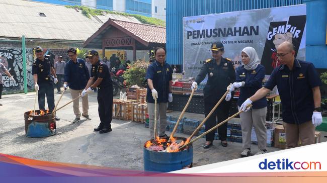 Bea Cukai Kalbagtim Musnahkan 1 Juta Batang Rokok Ilegal dan 651 Liter MMEA