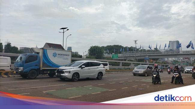 Massa Demo Apdesi Bubar, Arus Lalin Depan DPR Dibuka Kembali