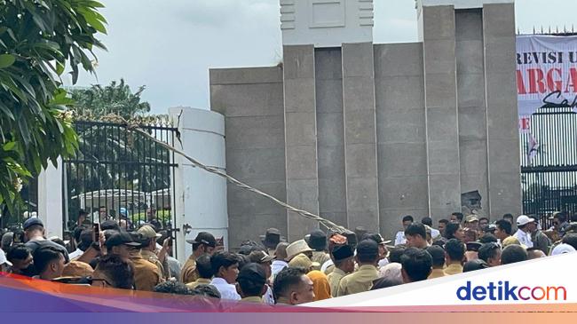 Demo Apdesi Memanas, Massa Coba Robohkan Pagar DPR dengan Tali Tambang