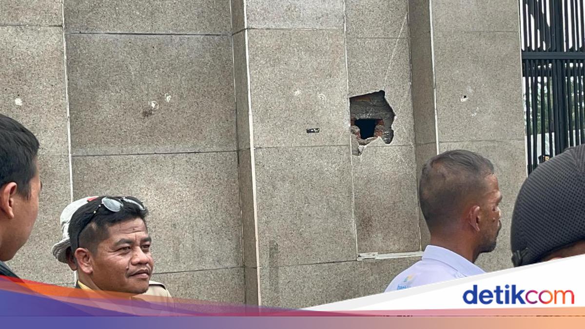 Penampakan Tembok Pagar DPR Bolong Dipalu Massa Demo Apdesi