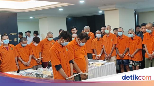Polisi Tangkap 3 Pencopet dengan Kartu Pers Palsu di Debat Cawapres Polisi Tangkap 3 Pencopet dengan Kartu Pers Palsu di Debat Cawapres