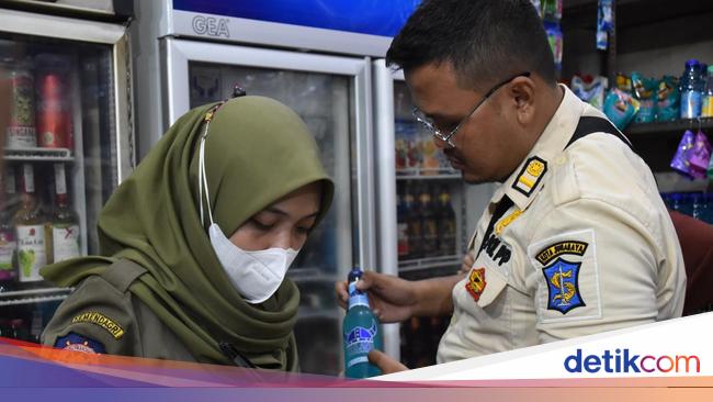 Satpol PP Temukan Toko Kelontong di Surabaya Jual 100 Botol Miras