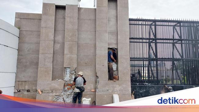 Tembok Pagar DPR yang Dirusak Massa Demo Mulai Diperbaiki