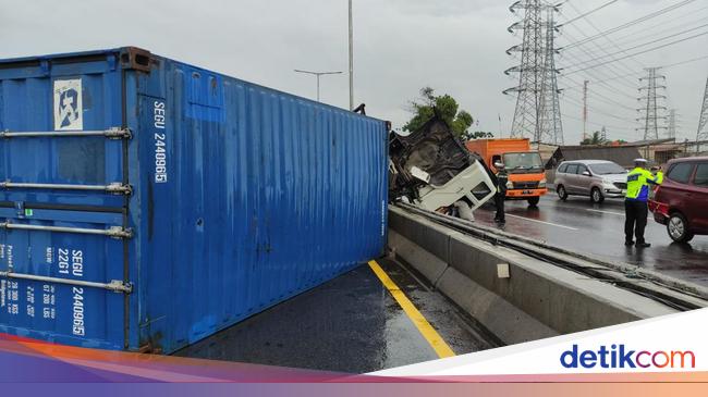 Truk Terguling hingga Keluar Jalur di Tol Wiyoto Wiyono, Arus Lalin Macet