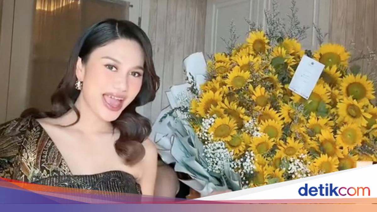 Gaya Azizah Pamer 100 Bunga dari Pratama Arhan, Manglingi Tampil Full Makeup