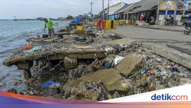 Gelombang Tinggi Bikin Dermaga Teluk Labuan Pandeglang Rusak