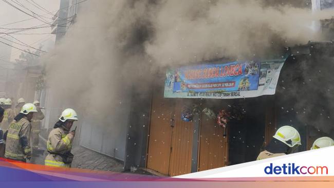 Rumah di Tambora Kebakaran, 17 Unit Damkar Dikerahkan ke Lokasi