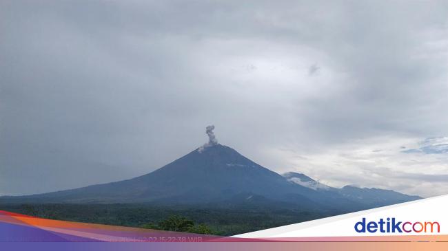 Gunung Semeru Erupsi Muntahkan Abu Vulkanik Setinggi 1.300 Meter