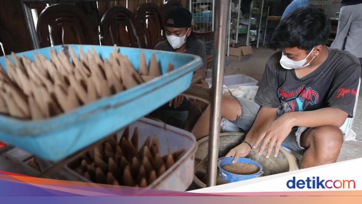 Mengintip Proses Pembuatan Dupa yang Pesanannya Melesat Jelang Imlek