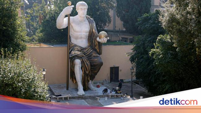Patung Raksasa Kaisar Romawi Konstantinus Agung Hiasi Taman di Roma