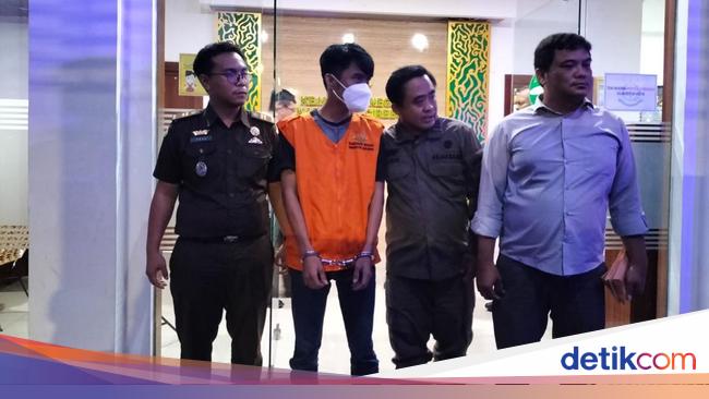 Kejari Cirebon Tahan Mantan Kades Tersangka Kasus Tilep APBDes Rp200 Juta