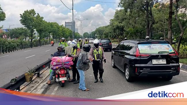 Polisi Tilang 100 Pemotor Bandel Per Hari yang Masih Melintas di Mayangkara
