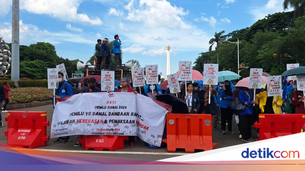 Ratusan Mahasiswa Gelar Aksi Tolak Pemakzulan Jokowi di Monas