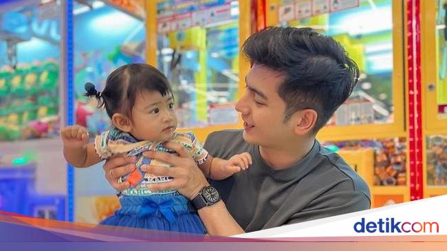 7 Foto Teuku Ryan Main Bareng Moana Usai Digugat Cerai, Pakai Cincin Nikah