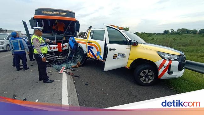 Bus Bagong Tabrak Belakang Mobil Jasa Marga di Tol Sumo, 1 Orang Luka