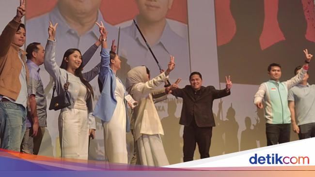 Momen Pose 2 Jari Erick Thohir hingga Ridwan Kamil di Depan Gambar Prabowo-Gibran