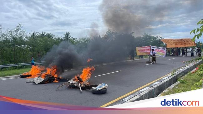 Warga Blokade Jalan Bypass BIL-Mandalika, Tuntut Pelaku Penusukan Ditangkap Warga Blokade Jalan Bypass BIL-Mandalika, Tuntut Pelaku Penusukan Ditangkap