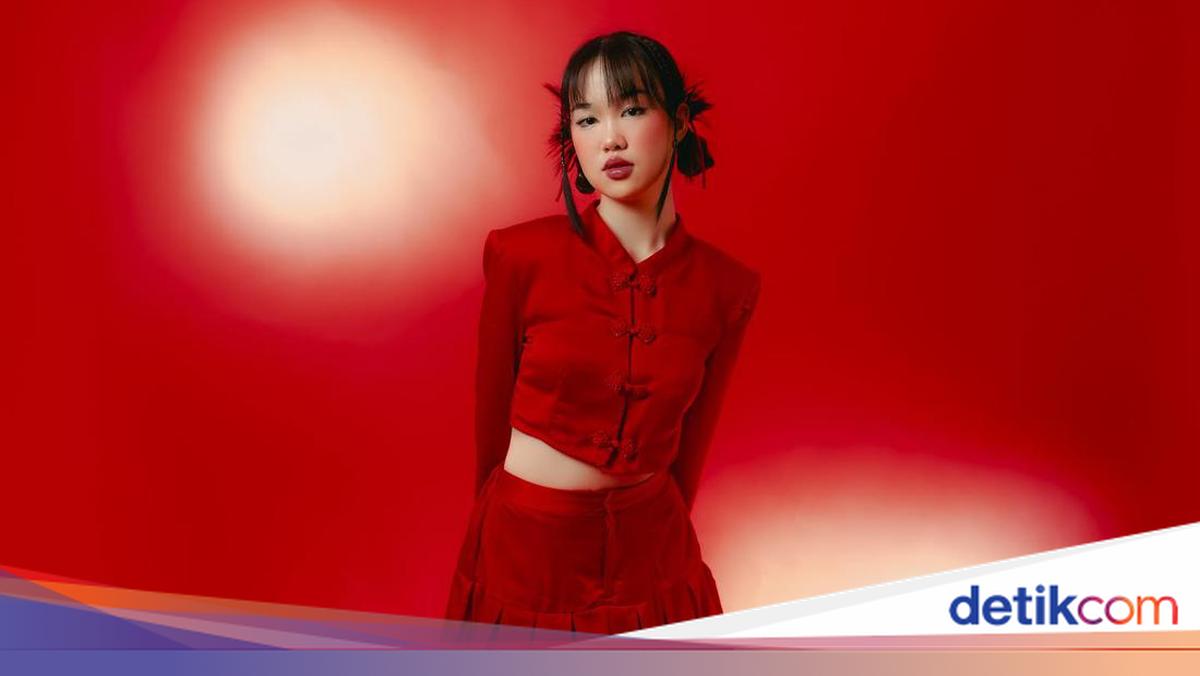 10 Baju Merah Berpotongan Cheongsam dari Brand Lokal, Stylish Dipakai Imlek
