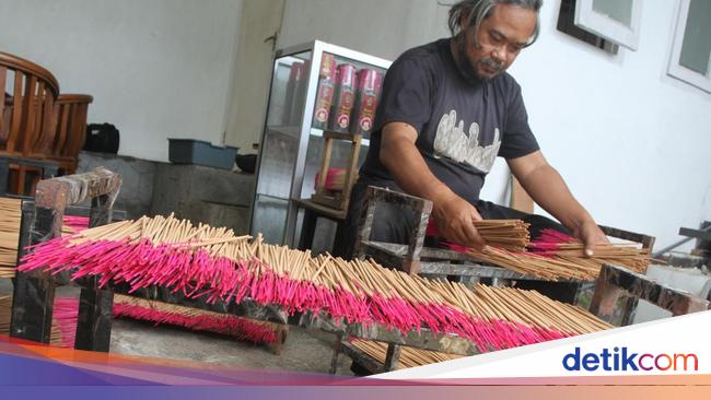 Potret Produksi Dupa Jelang Imlek Terdampak Cuaca