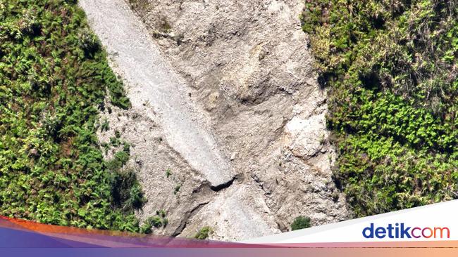 KKB Gali Lubang 2 Meter di Jalan Trans Intan Jaya, Akses Terputus