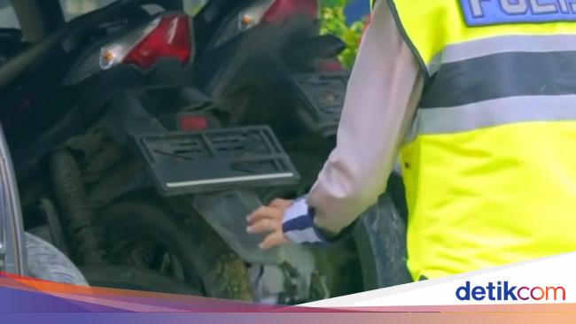 Polda Metro Tindak Mobil yang 'Gendong' Motor di Atas Kap