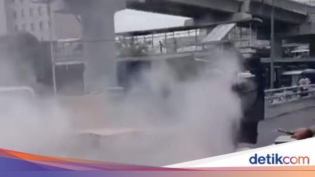 Mobil Pikap Muatan Kardus Terbakar di Km 0+400 Tol Cawang
