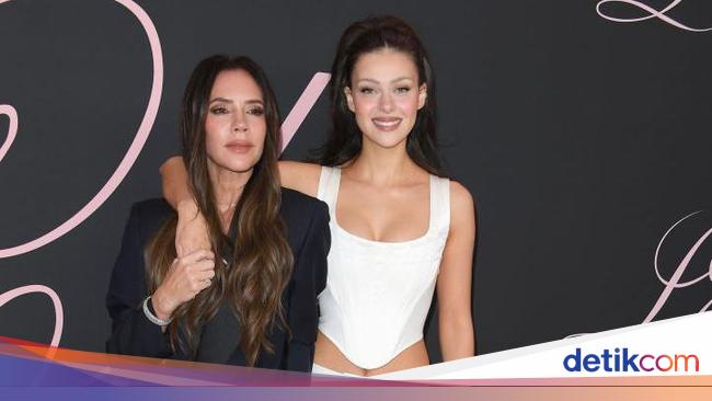 Momen Nicola Peltz Rangkul Victoria Beckham, Konflik Mertua - Menantu Sirna Momen Nicola Peltz Rangkul Victoria Beckham, Konflik Mertua - Menantu Sirna