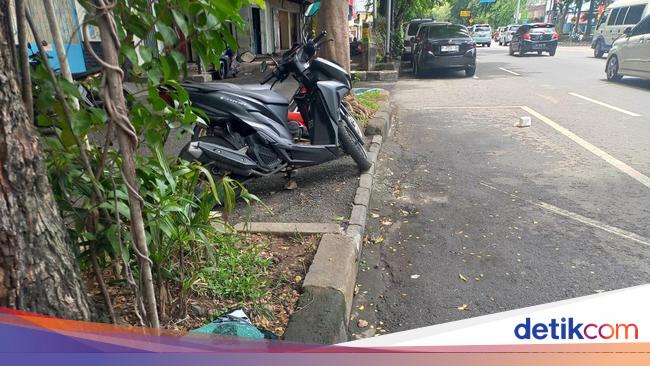 Mobil Terbalik Usai Tabrak Kendaraan Parkir di Jalan Slamet Riyadi Solo