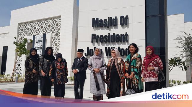 Momen Ma'ruf Amin Jadi Imam Salat di Masjid Jokowi Abu Dhabi Momen Ma'ruf Amin Jadi Imam Salat di Masjid Jokowi Abu Dhabi