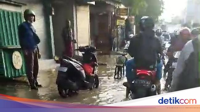 Banjir di Jalan dan Terminal Benowo Surabaya, Nekat Terobos Malah Mogok