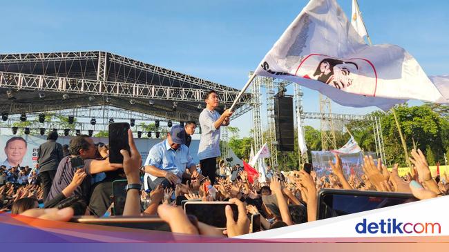 Momen Gibran Ambil lalu Kibarkan Bendera Projo saat Kampanye di Sumut Momen Gibran Ambil lalu Kibarkan Bendera Projo saat Kampanye di Sumut