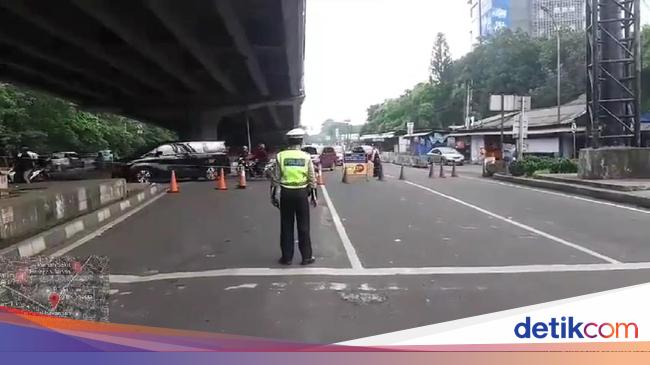 Polisi Alihkan Lalin di Kolong Layang Pasar Rebo Arah Jl TB Simatupang