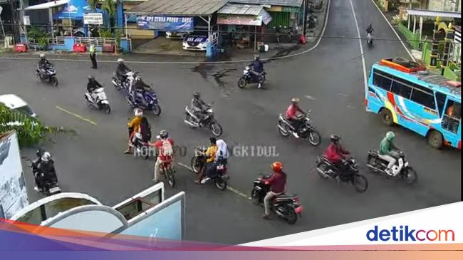 Jalan Jogja-Wonosari Pagi Ini Ramai, Jangan Menyalip di Tikungan!