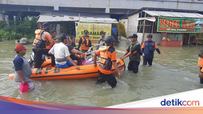 Banjir di Karanganyar Demak Capai 2 Meter, Lansia dan Anak-anak Dievakuasi