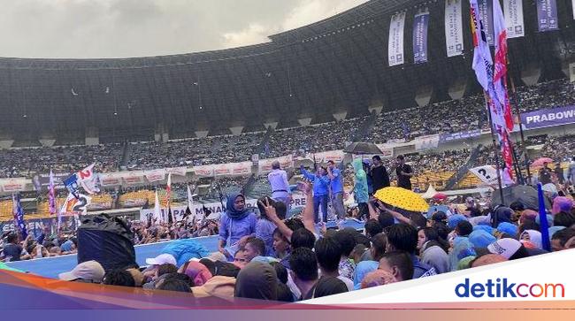 Salam Hormat Prabowo ke Relawan Sahabat Bang Ara Saat Kampanye di Bandung