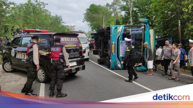 Detik-detik Bus Terguling di Jalan Imogiri-Dlingo Tewaskan 1 Orang
