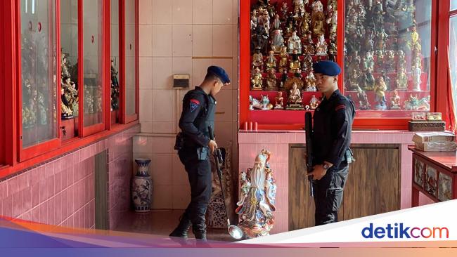 Tim Gegana Sterilisasi Vihara di Jakbar Jelang Tahun Baru Imlek