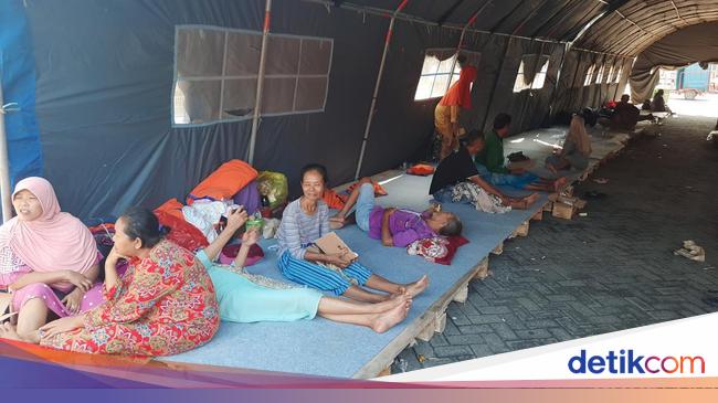 Ratusan Warga Karanganyar Demak Korban Banjir Mengungsi ke Terminal Kudus