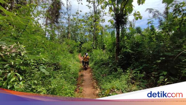 Warga Kampung 8 Ciamis yang Impikan Akses Jalan Memadai