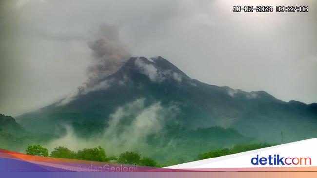 Gunung Merapi Muntahkan Awan Panas ke Arah Kali Bebeng