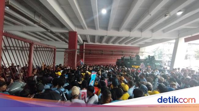 Massa Prabowo-Gibran Membeludak di GBK Sampai Memaksa Masuk Lewat VIP