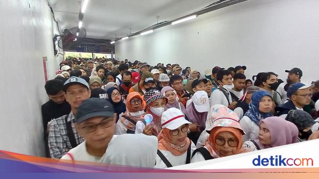 Foto: Padatnya Stasiun Kampung Bandan Jelang Kampanye Akbar AMIN di JIS