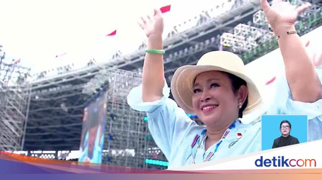 GBK Bergemuruh Saat Prabowo Sapa Titiek Soeharto di Kampanye Akbar