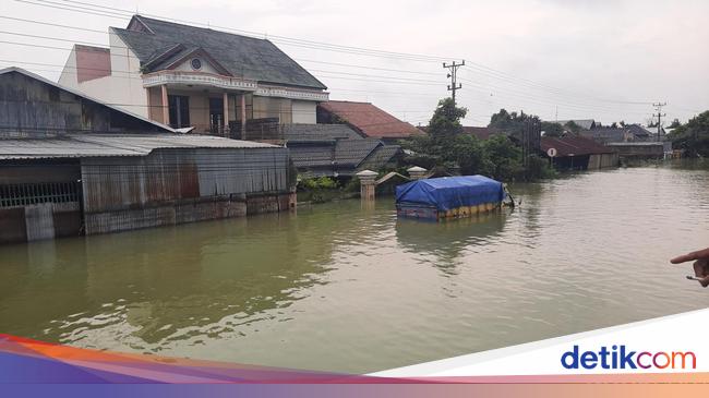 3 Hari Jalur Pantura Kudus-Demak Lumpuh Imbas Banjir, Ada Truk Terendam