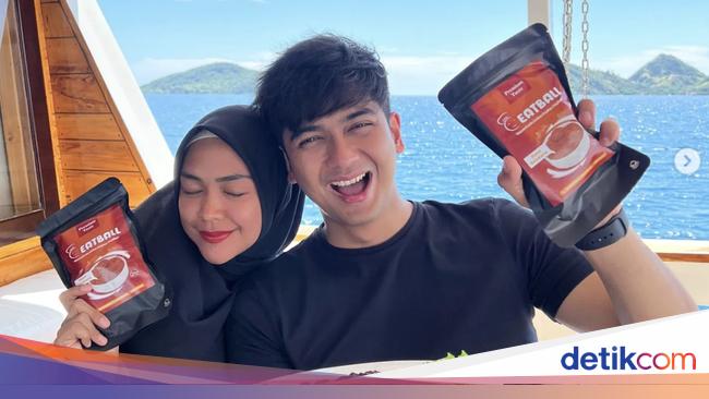 Teuku Ryan Saat Berbagi Paket Nasi hingga Kulineran Bareng Ria Ricis