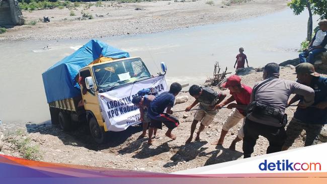Viral! Warga Jinjing Logistik Pemilu-Tarik Truk Saat Seberangi Kali di Kupang
