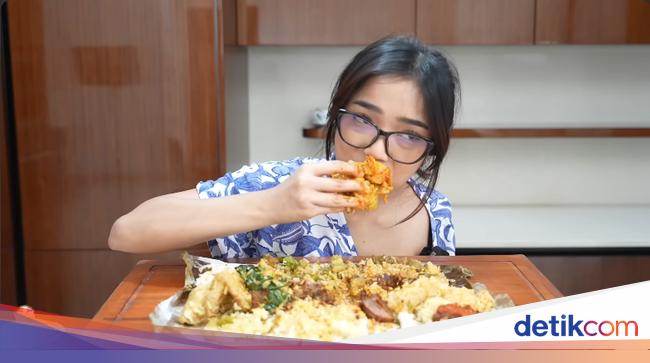 4 Momen Fuji Mukbang Nasi Padang, Lahap Banget!