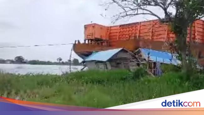 Kapal Tongkang Tabrak 2 Rumah-3 Perahu di Pinggir Sungai Barito Kuala