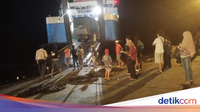 KMP Agung Samudra XVIII Berhasil Lepas Kandas, 42 Penumpang Selamat